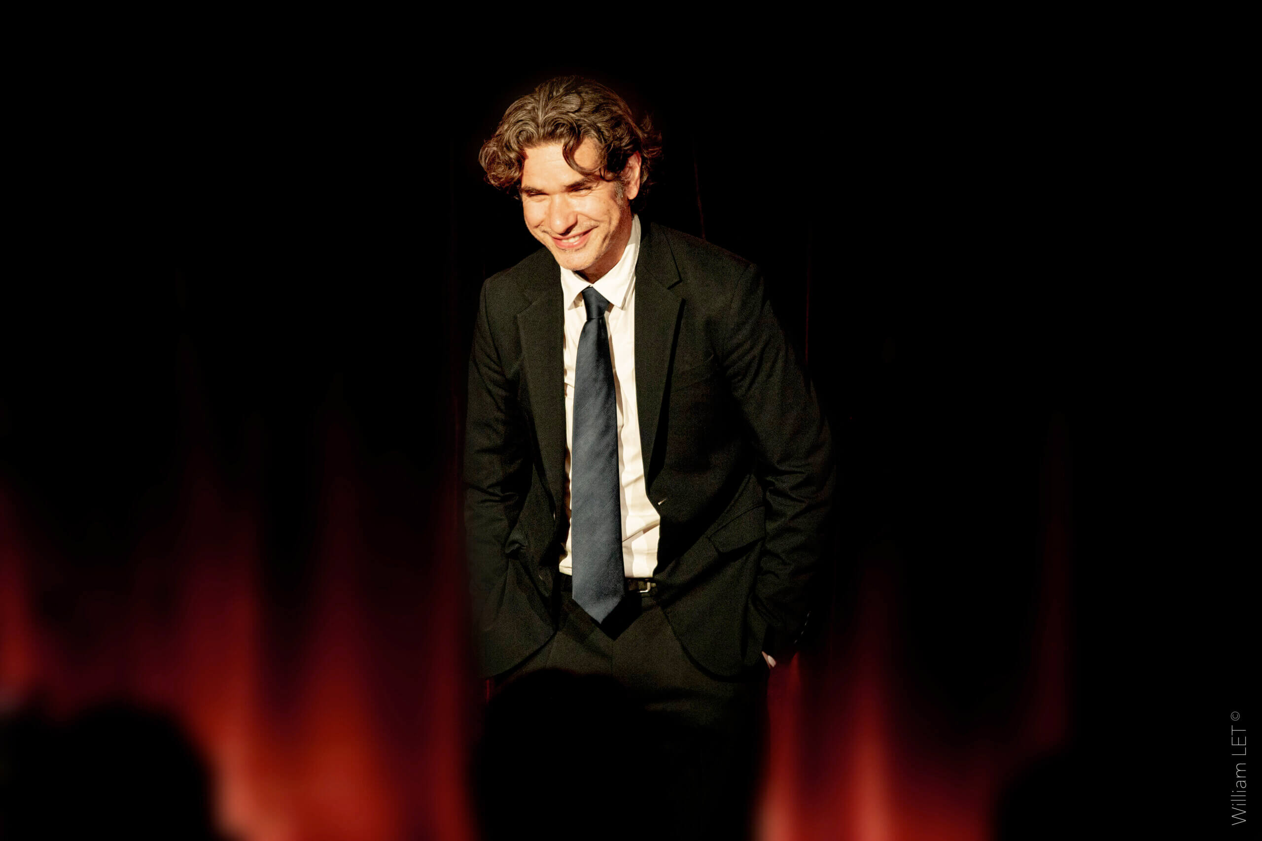 Karim Mendil dans "Seul(s)", un one-man show élégant - Les Planches ...